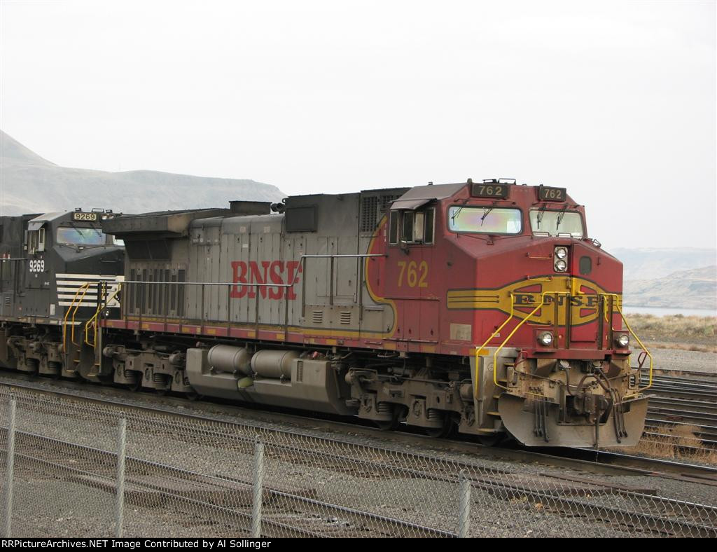 BNSF 762 and NS 9269 sit in the yard in a rare to be seen in the Northwest coupling